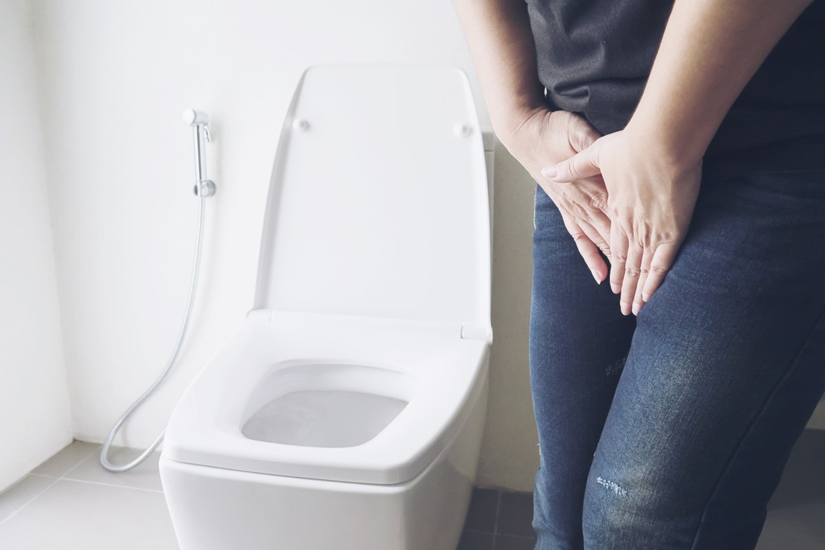 Mulheres urinam com mais frequência devido a fatores biológicos e ...
