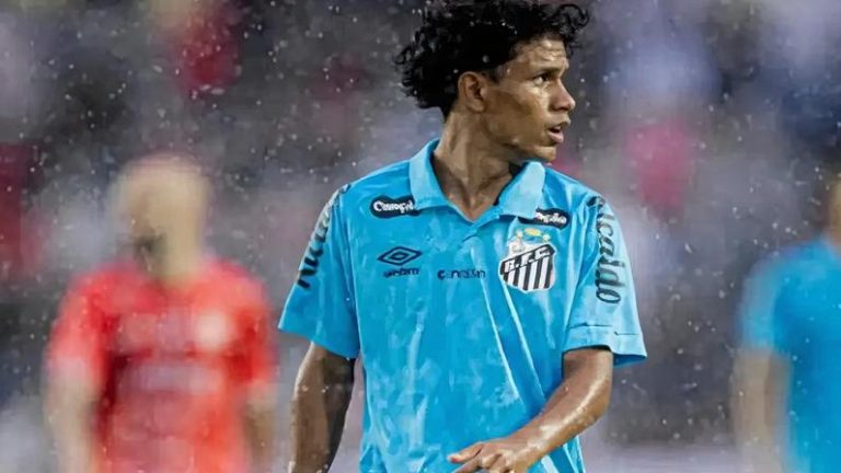 Nadson estreia como profissional pelo Santos após aposta de Vojvoda ...