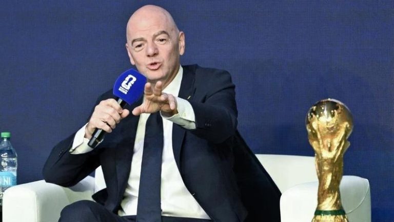 Presidente da FIFA pede reintegração da Rússia ao futebol mundial ...