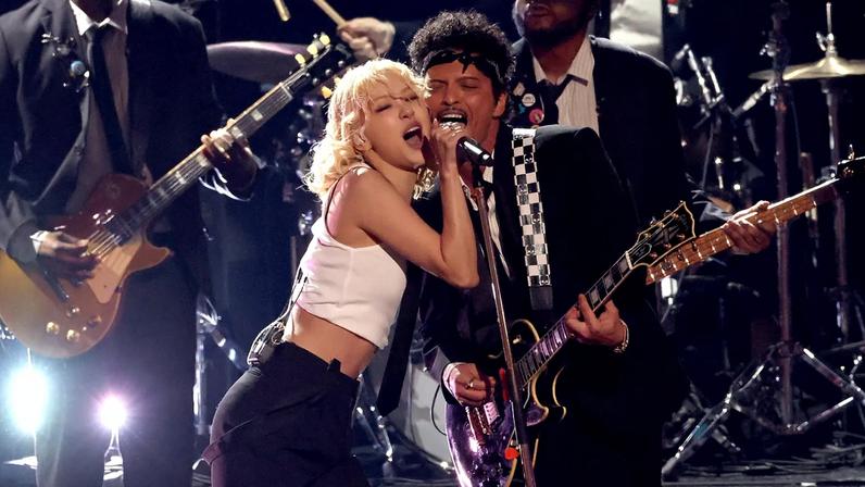 Bruno Mars e Rosé levam pop-punk ao Grammys com 'APT' - Portal Tela
