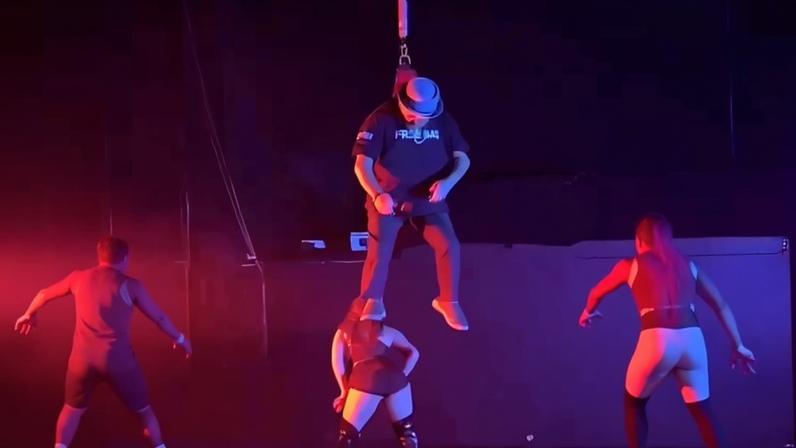 Rapper britânico desmaia no meio do show após ficar suspenso no teto ...