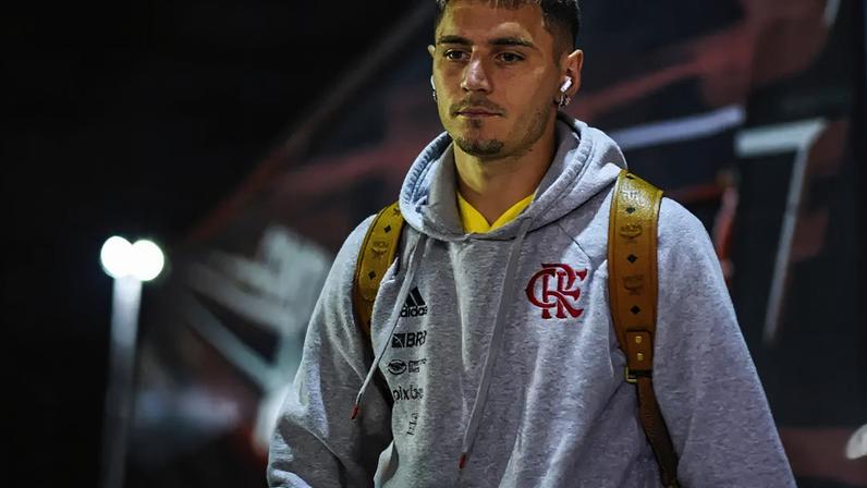 Varela lamenta expulsão de Carrascal na derrota do Flamengo para o ...