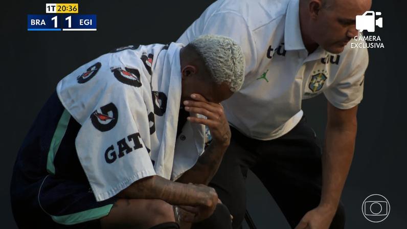 Wesley sente dores na perna direita e sai de campo chorando em amistoso ...